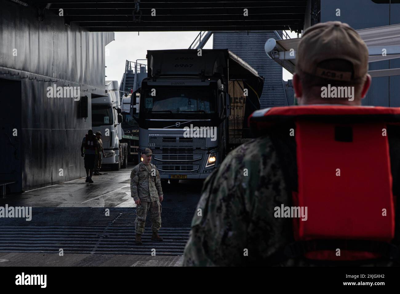 U.S. Army Soldiers assigned to the 7th Transportation Brigade ...