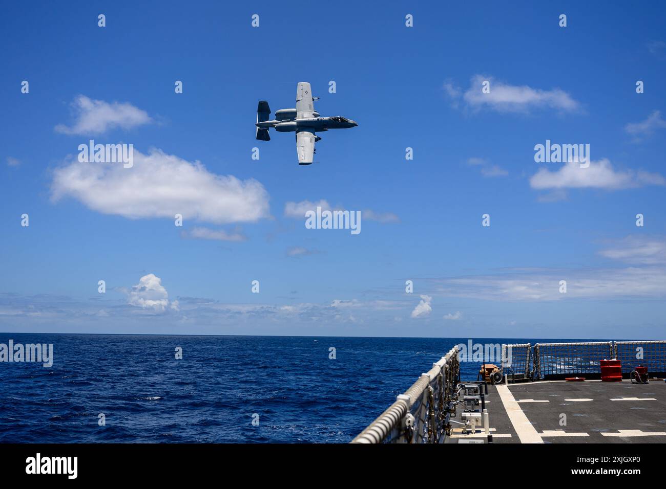 The Legend-class cutter USCGC Midgett (WMSL 757) conducts submarine ...