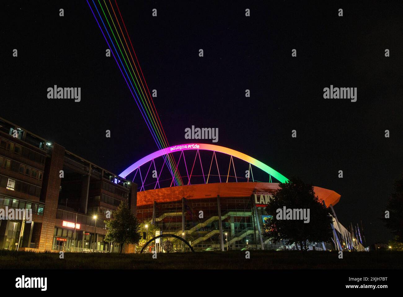 Die bunte Beleuchtung, Lanxess Arena in Köln, CSD 2024, 19.07.2024 Die ...