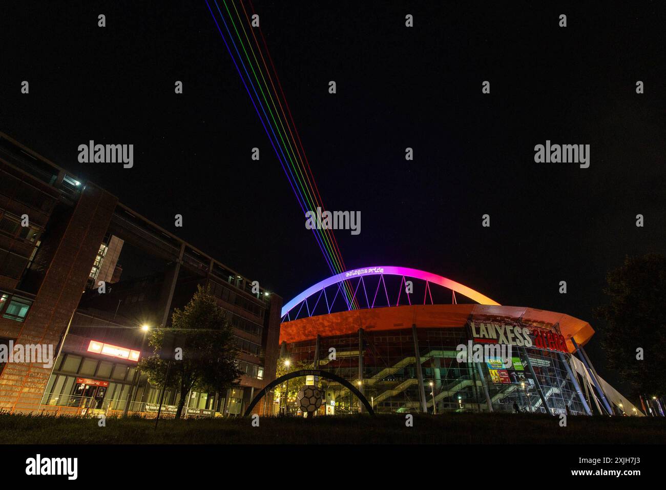 Die bunte Beleuchtung, Lanxess Arena in Köln, CSD 2024, 19.07.2024 Die ...