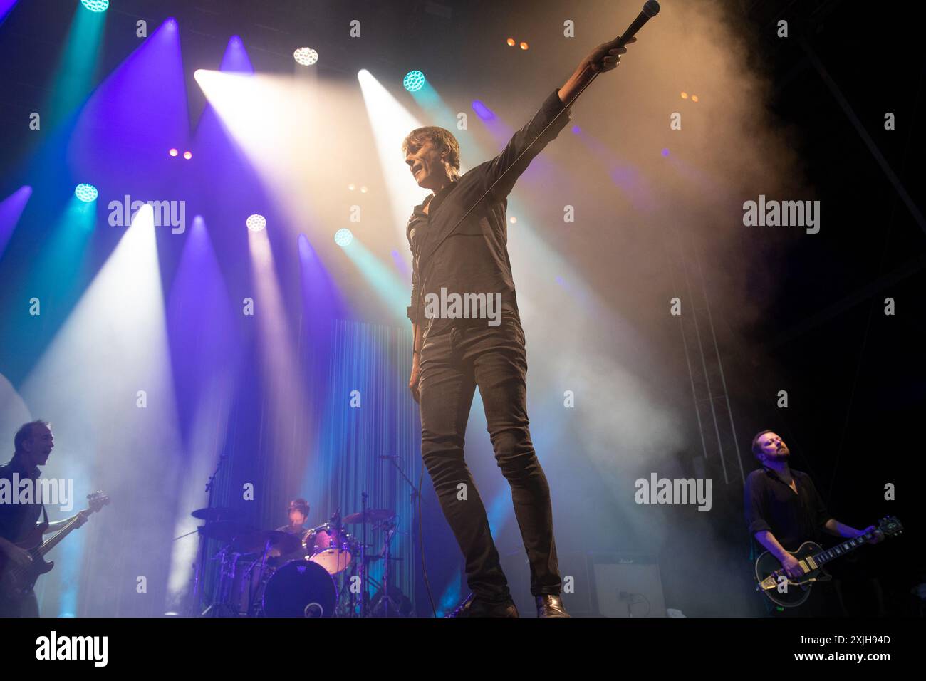 Suede brett anderson lead singer hi-res stock photography and images ...