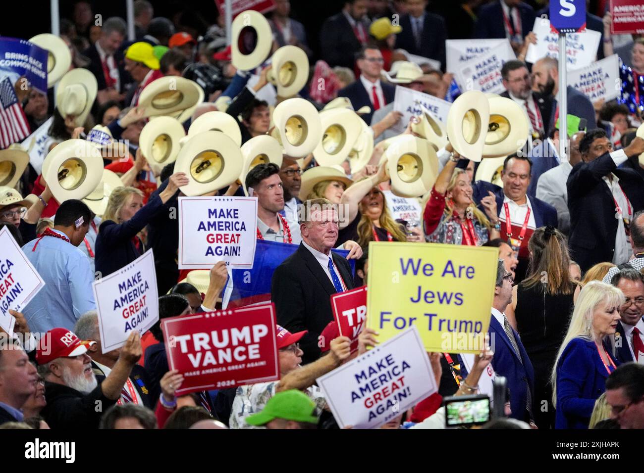 Milwaukee, United States. 18th July, 2024. Delegates from Texas wave ...