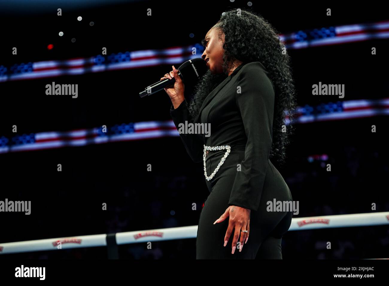 PHOENIX, ARIZONA - JUNE 29: sings in national anthem during their fight ...
