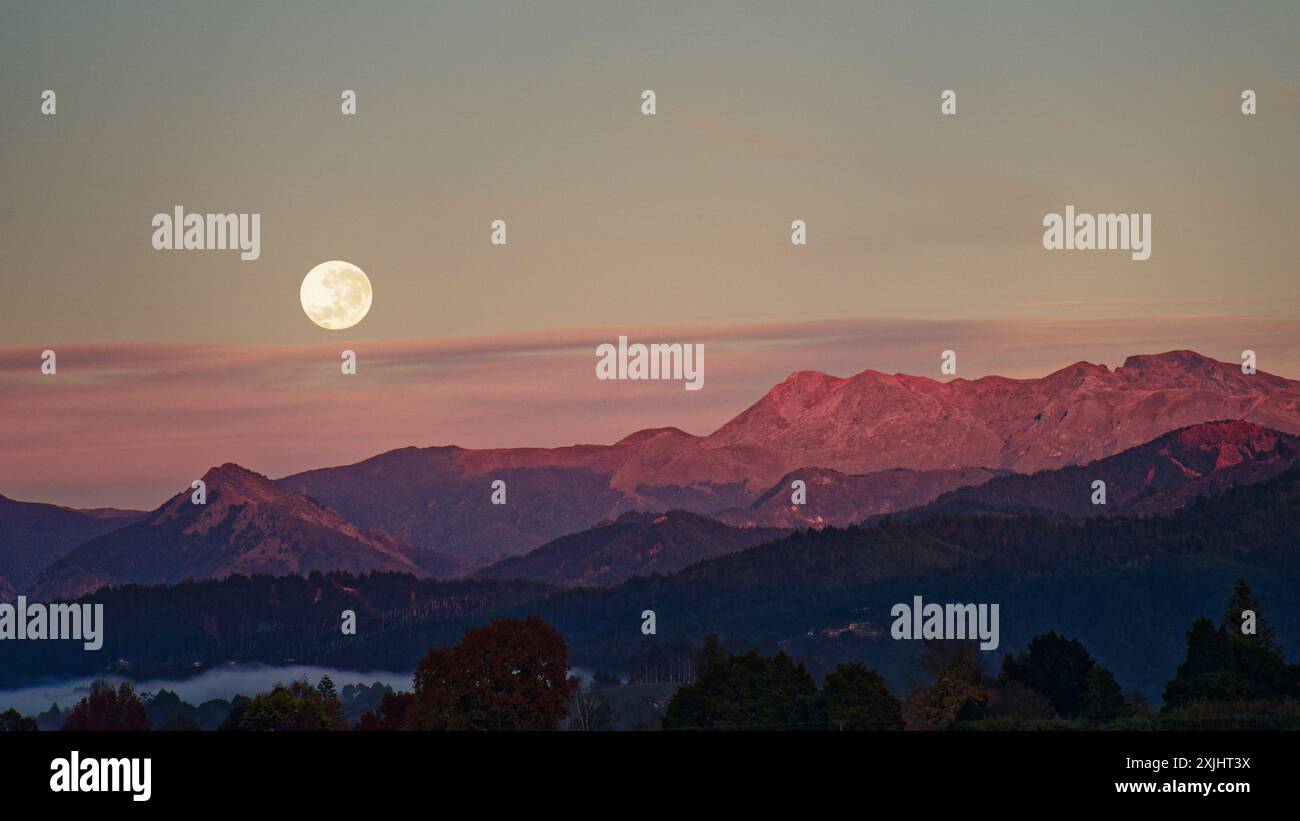 A full moon over Kahurangi National Park, Mount Arthur on the right ...