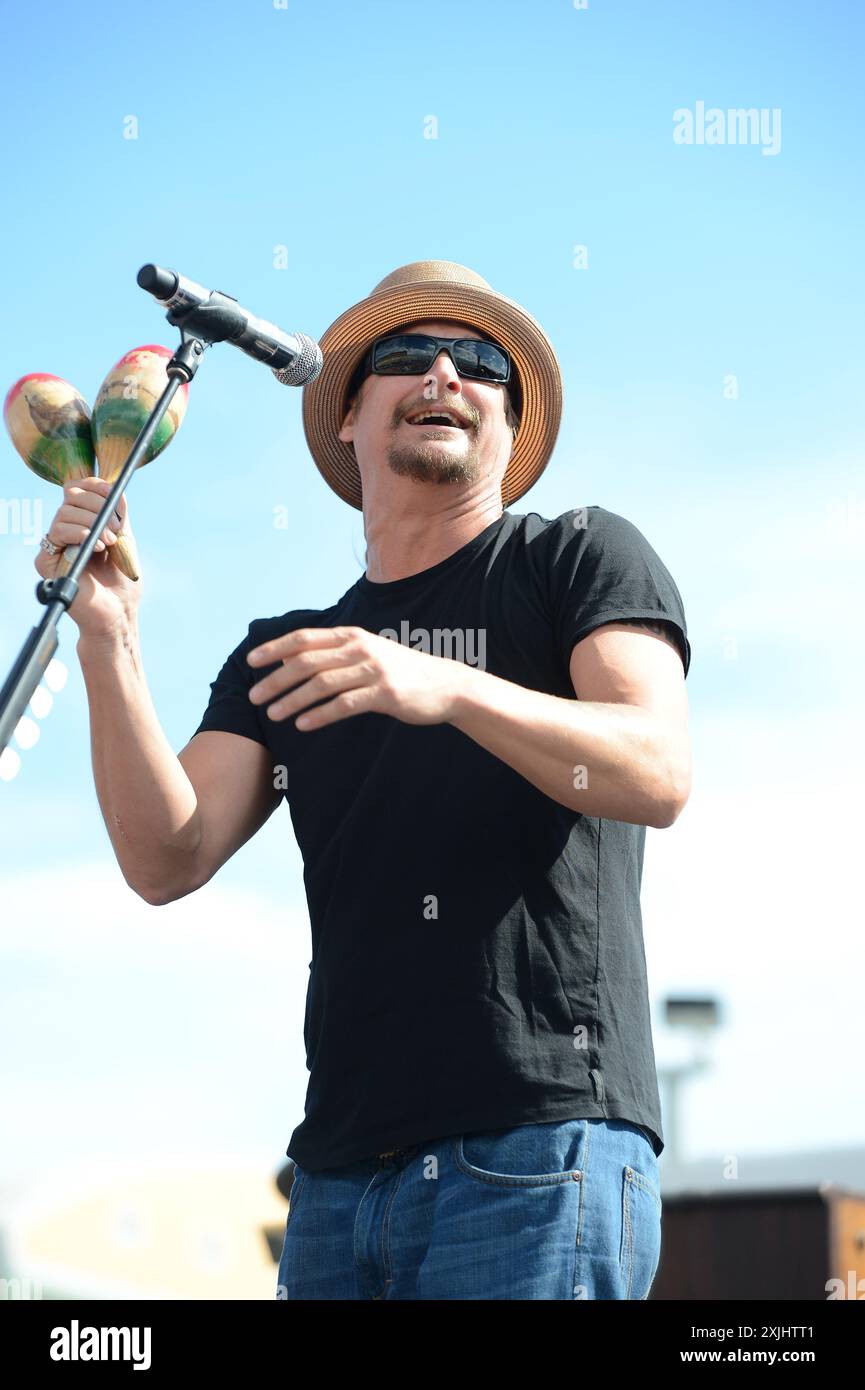 HOMESTEAD, FL - NOVEMBER 18: Musician Kid Rock performs before the ...