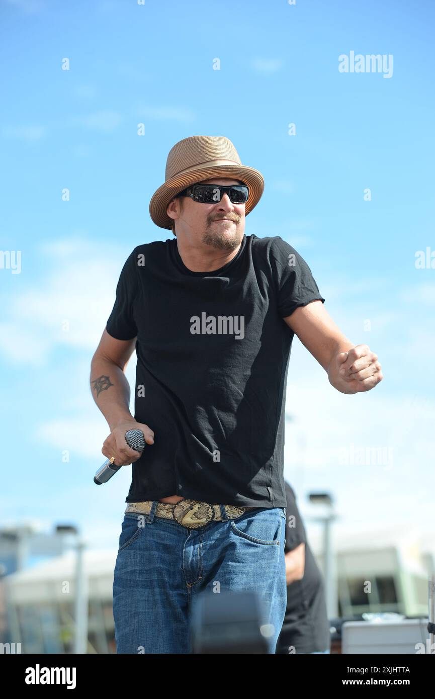 HOMESTEAD, FL - NOVEMBER 18: Musician Kid Rock performs before the ...