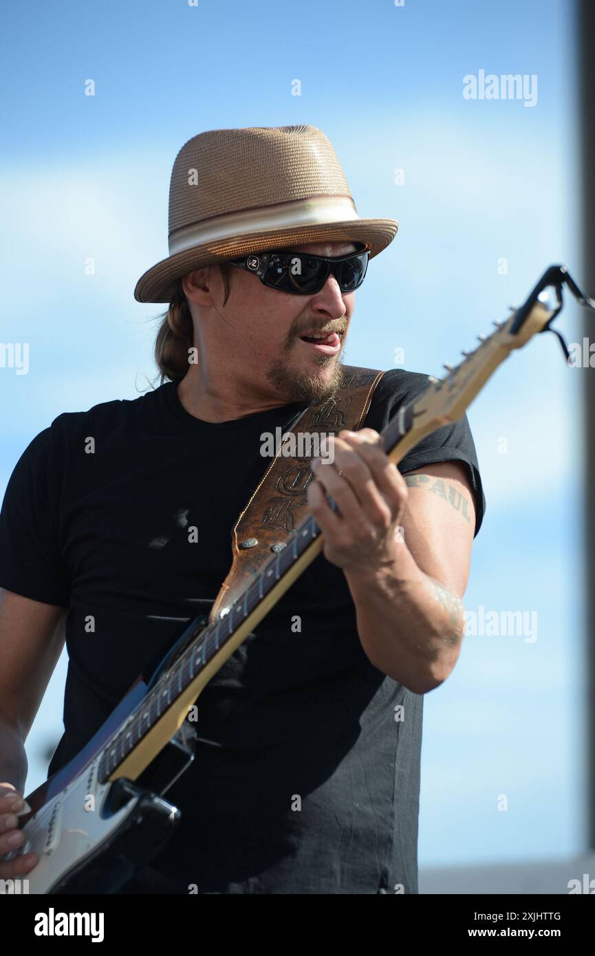 HOMESTEAD, FL - NOVEMBER 18: Musician Kid Rock performs before the ...