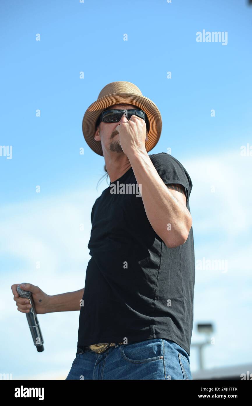 HOMESTEAD, FL - NOVEMBER 18: Musician Kid Rock performs before the ...