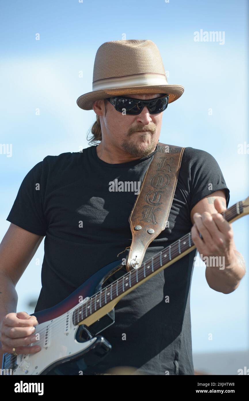 HOMESTEAD, FL - NOVEMBER 18: Musician Kid Rock performs before the ...
