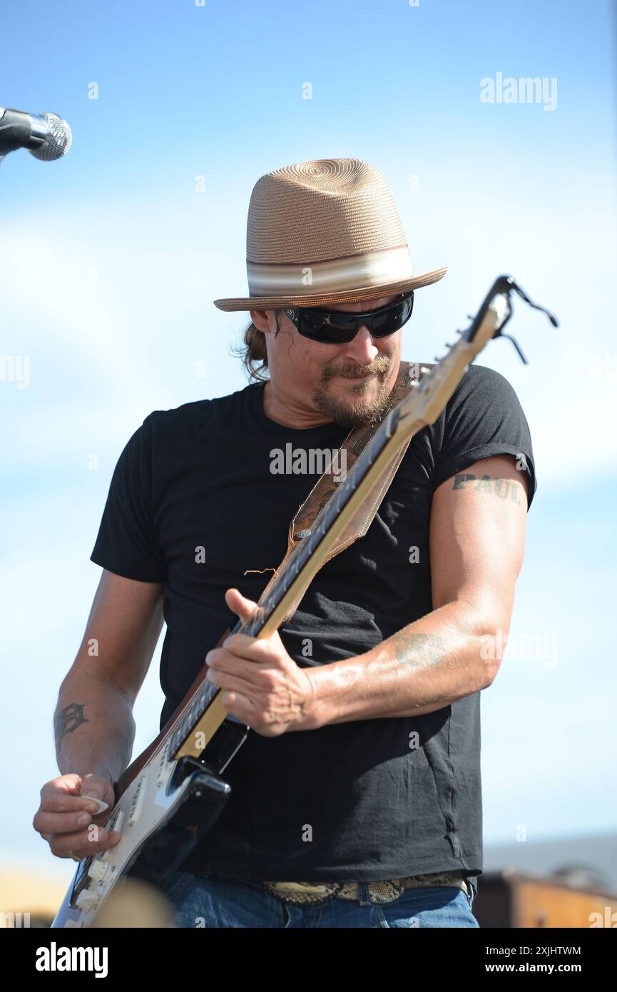 HOMESTEAD, FL - NOVEMBER 18: Musician Kid Rock performs before the ...