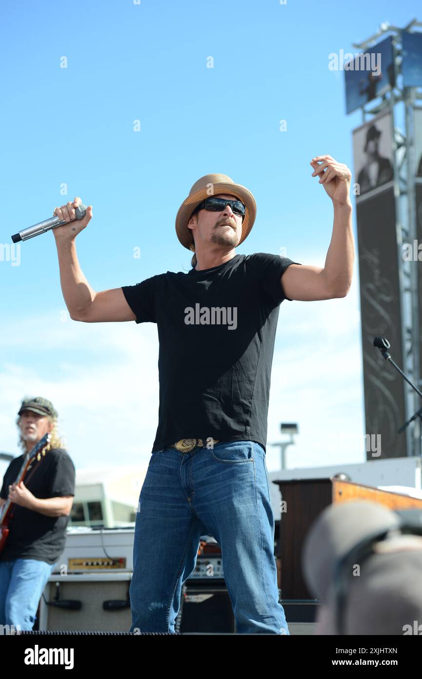 HOMESTEAD, FL - NOVEMBER 18: Musician Kid Rock performs before the ...