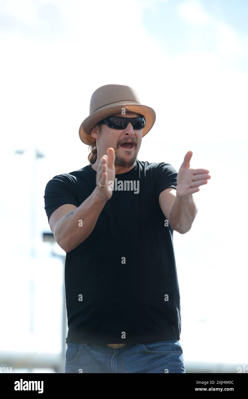 HOMESTEAD, FL - NOVEMBER 18: Musician Kid Rock performs before the ...