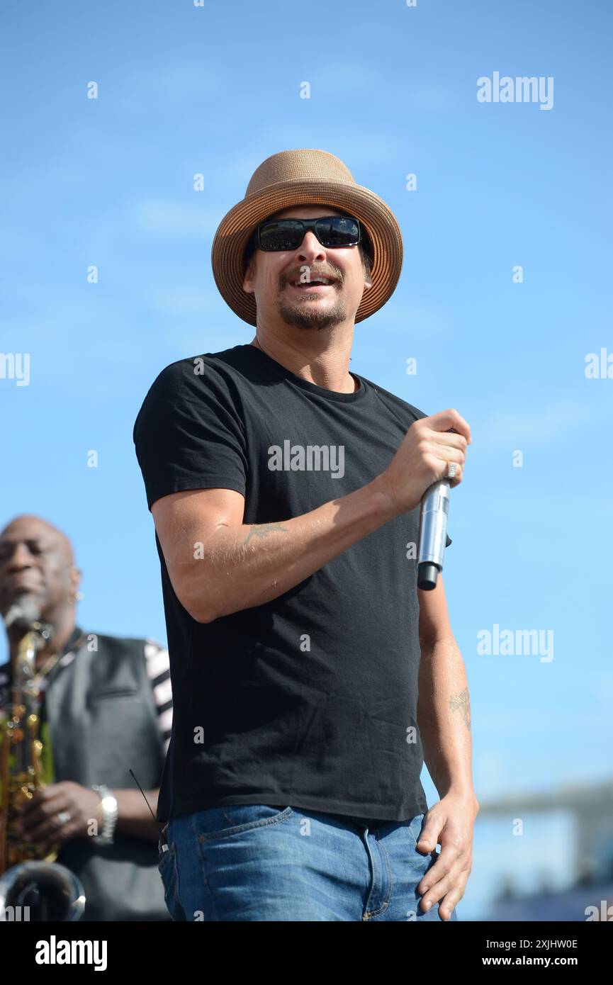 HOMESTEAD, FL - NOVEMBER 18: Musician Kid Rock performs before the ...