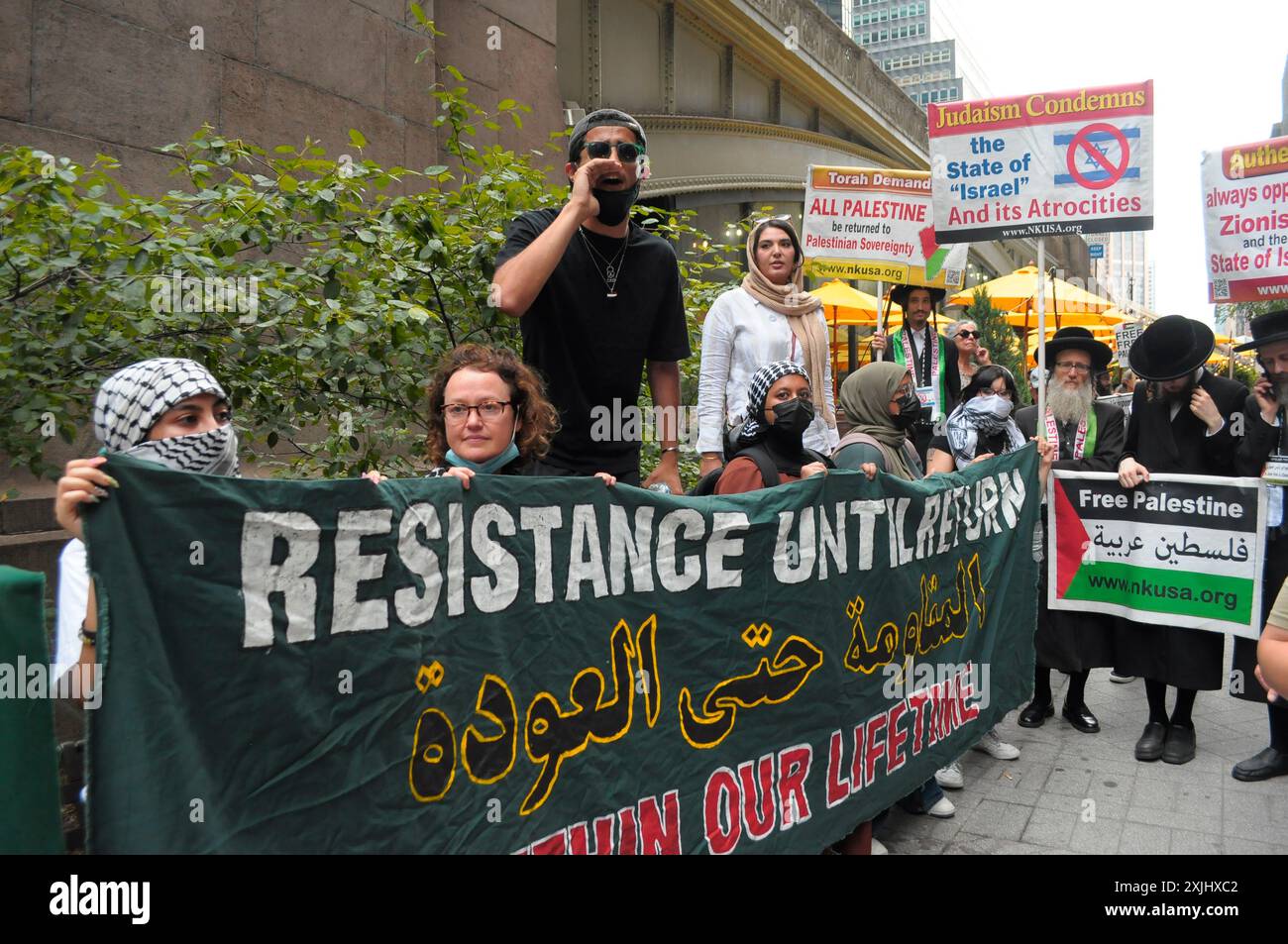 Pro-Palestine demonstrators rally outside Grand Central Terminal ...