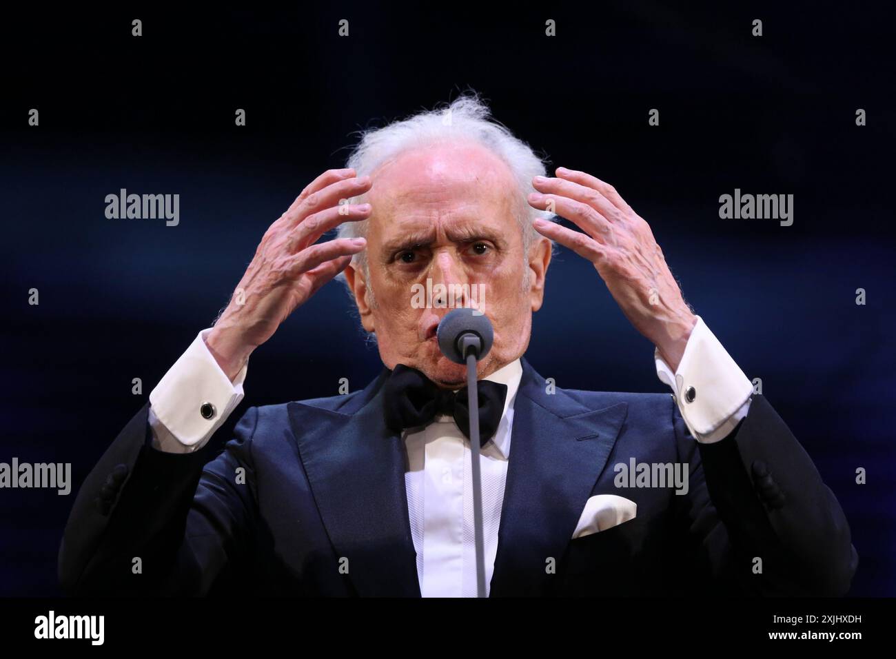 Spanish tenors Placido Domingo and Jose Carreras perform at the ...