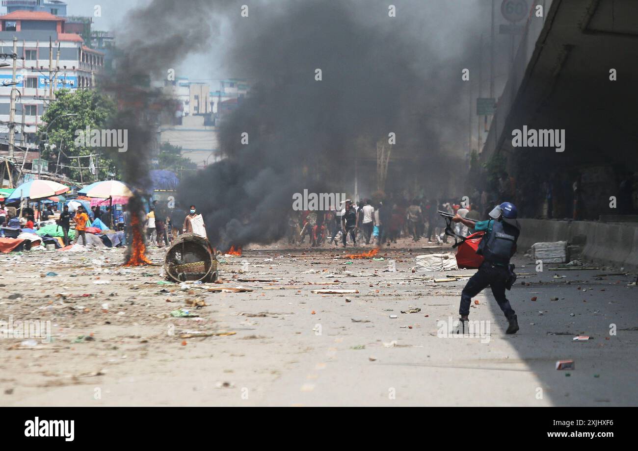 Dhaka, Bangladesh. 18th July, 2024. Students take part in the ongoing ...