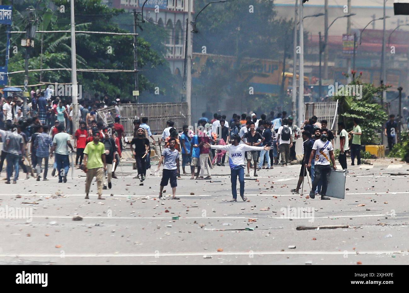 Dhaka, Bangladesh. 18th July, 2024. Students take part in the ongoing ...
