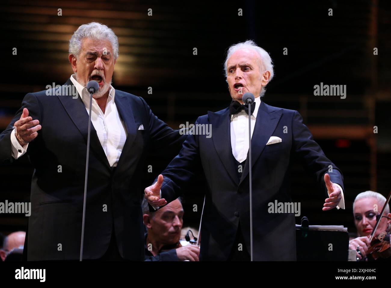 Spanish tenors Placido Domingo and Jose Carreras perform at the ...