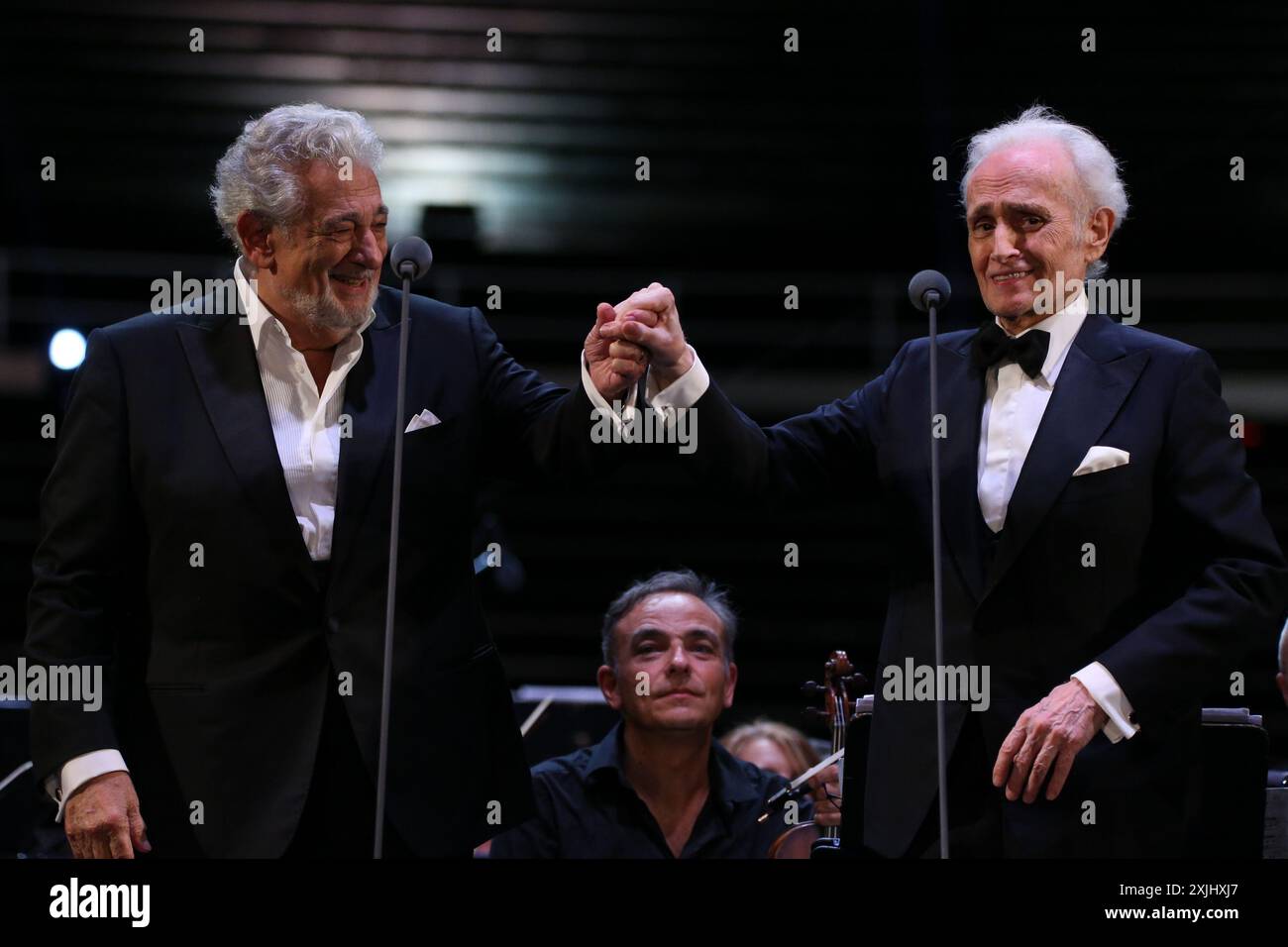 Spanish tenors Placido Domingo and Jose Carreras perform at the ...
