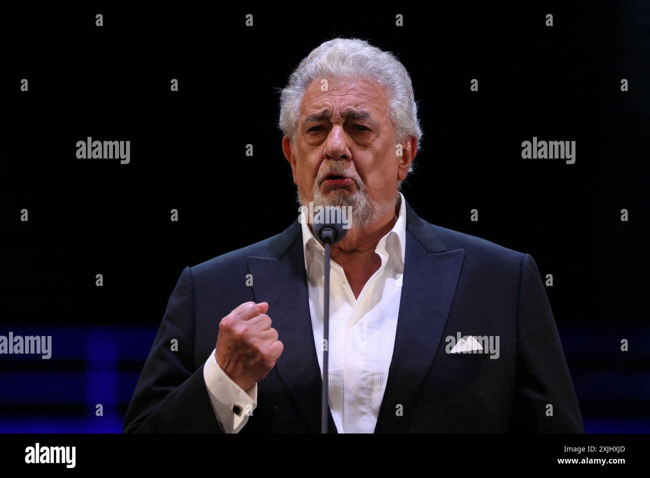 Spanish tenors Placido Domingo and Jose Carreras perform at the ...