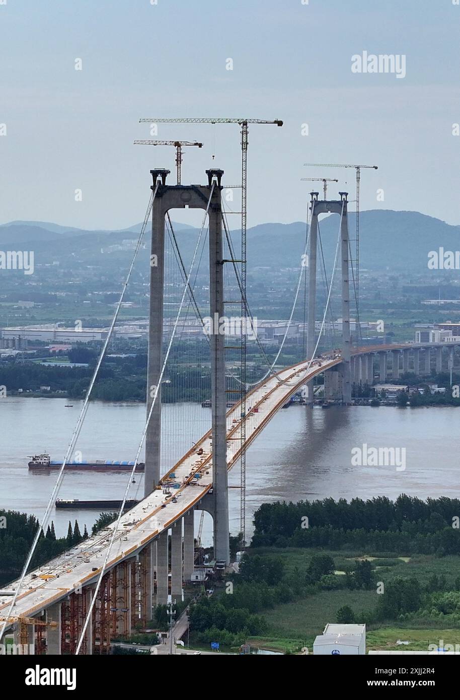 Aerial photo shows the Longtan Yangtze River Bridge under construction ...