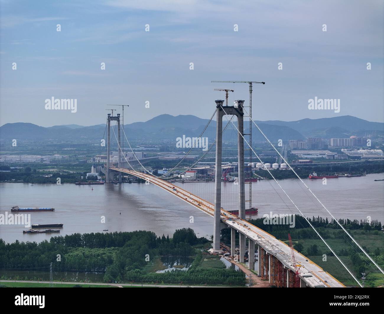 Aerial photo shows the Longtan Yangtze River Bridge under construction ...