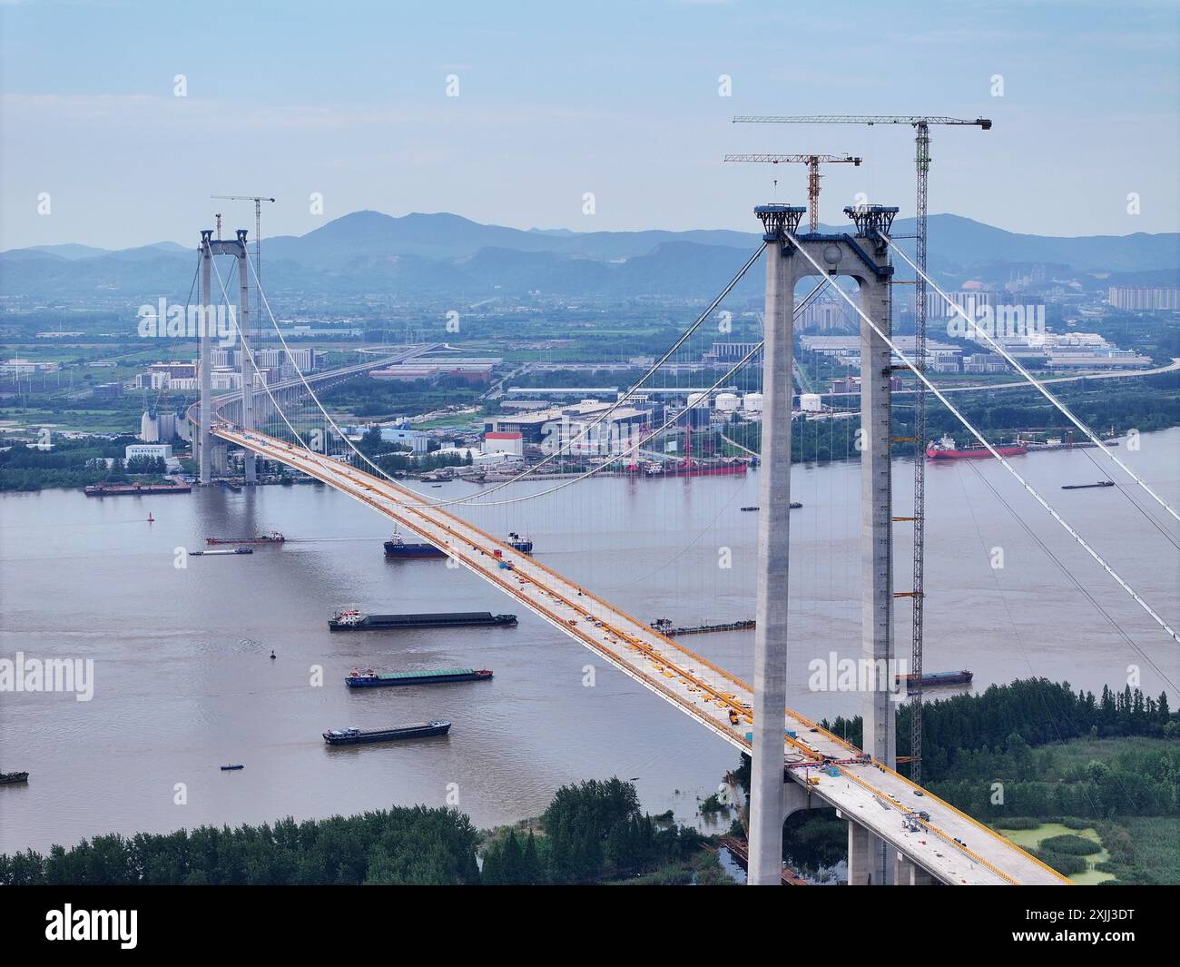 Aerial photo shows the Longtan Yangtze River Bridge under construction ...