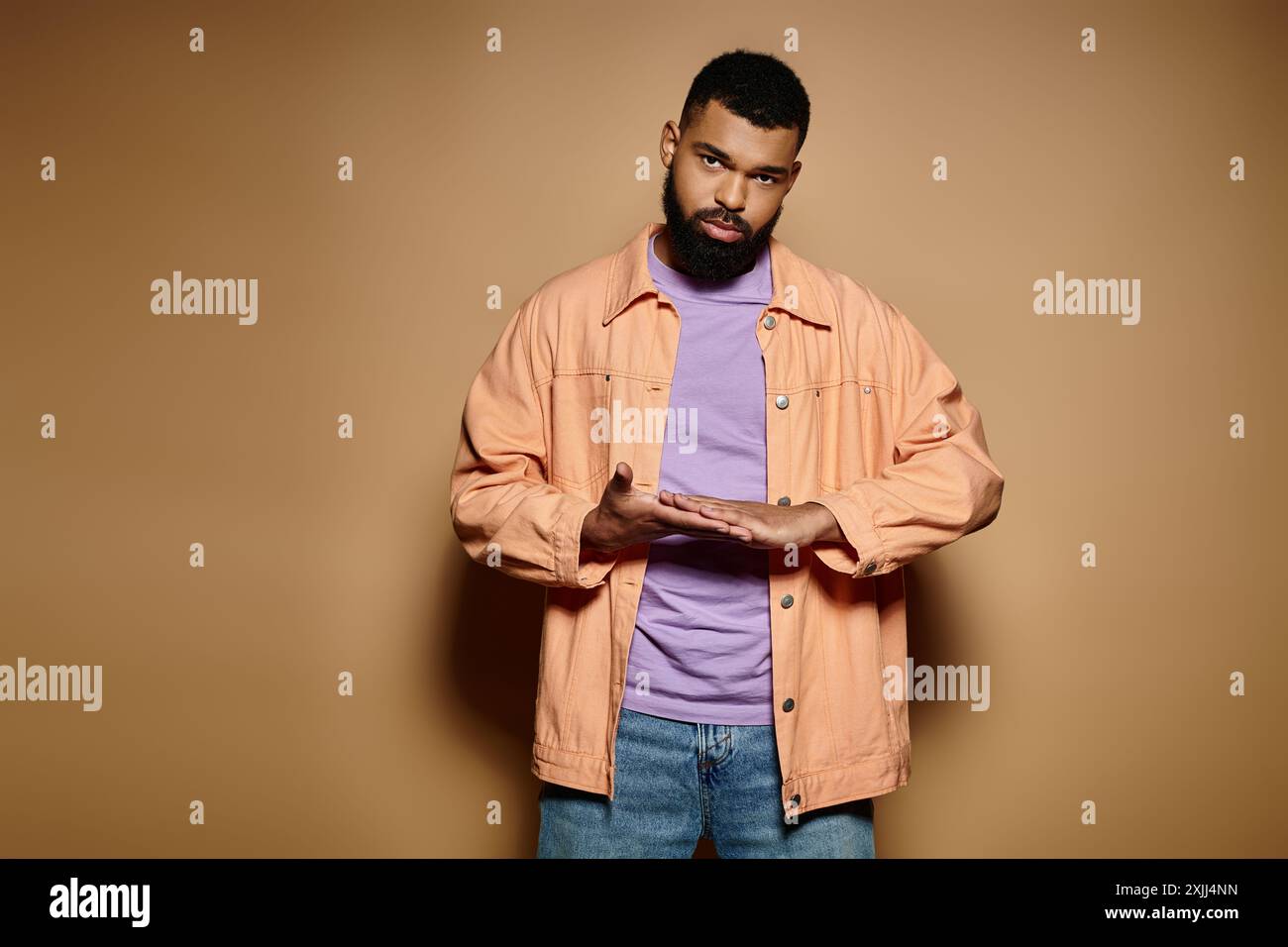 Man standing against backdrop hi-res stock photography and images - Alamy
