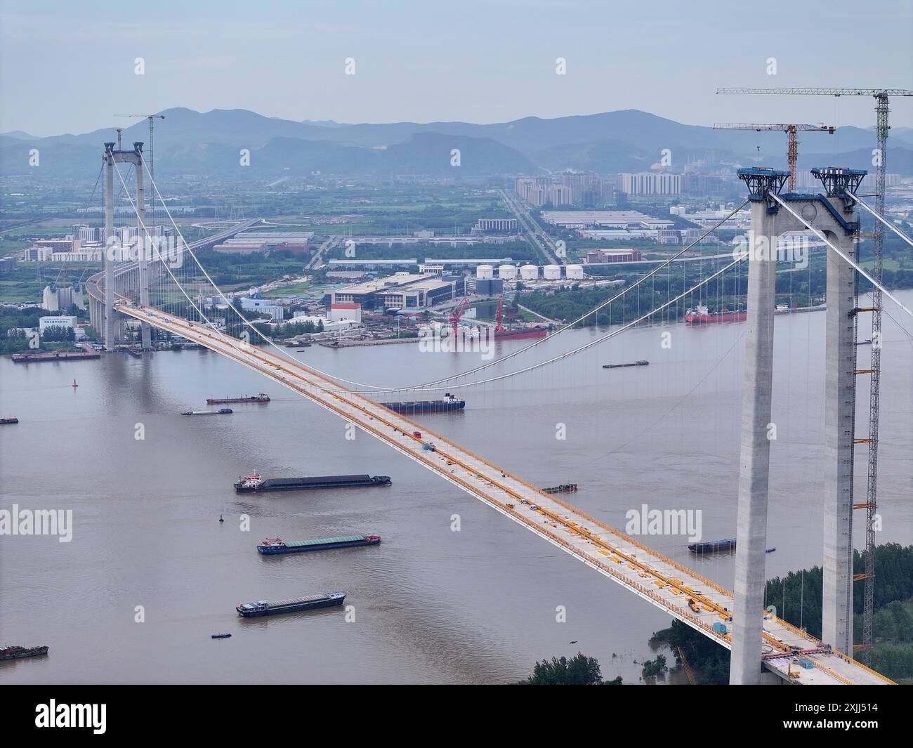 Aerial photo shows the Longtan Yangtze River Bridge under construction ...