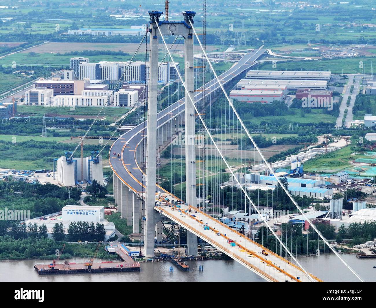 Aerial photo shows the Longtan Yangtze River Bridge under construction ...