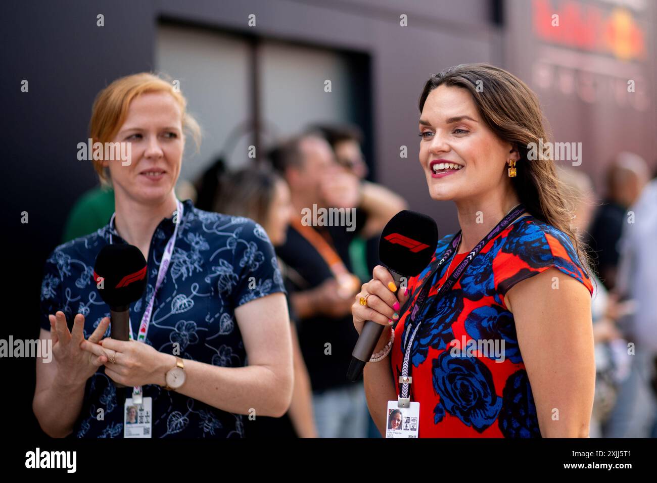 Laura Winter (F1TV TV Moderatorin), dahinter Alice Powell (Rennfahrerin ...