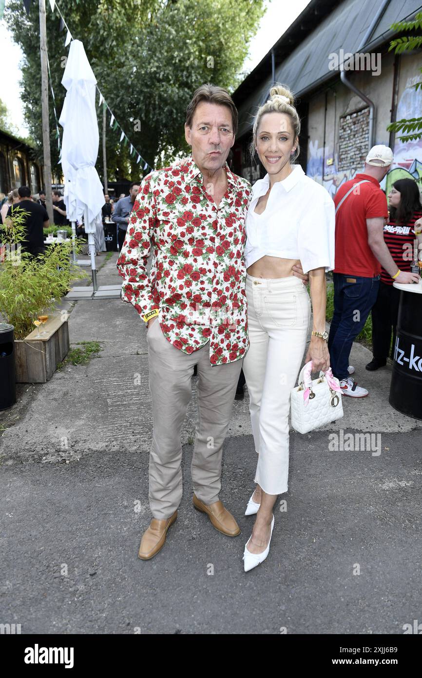 Peter Wolf mit Frau Melanie Wolf bei der Premiere der internationalen ...