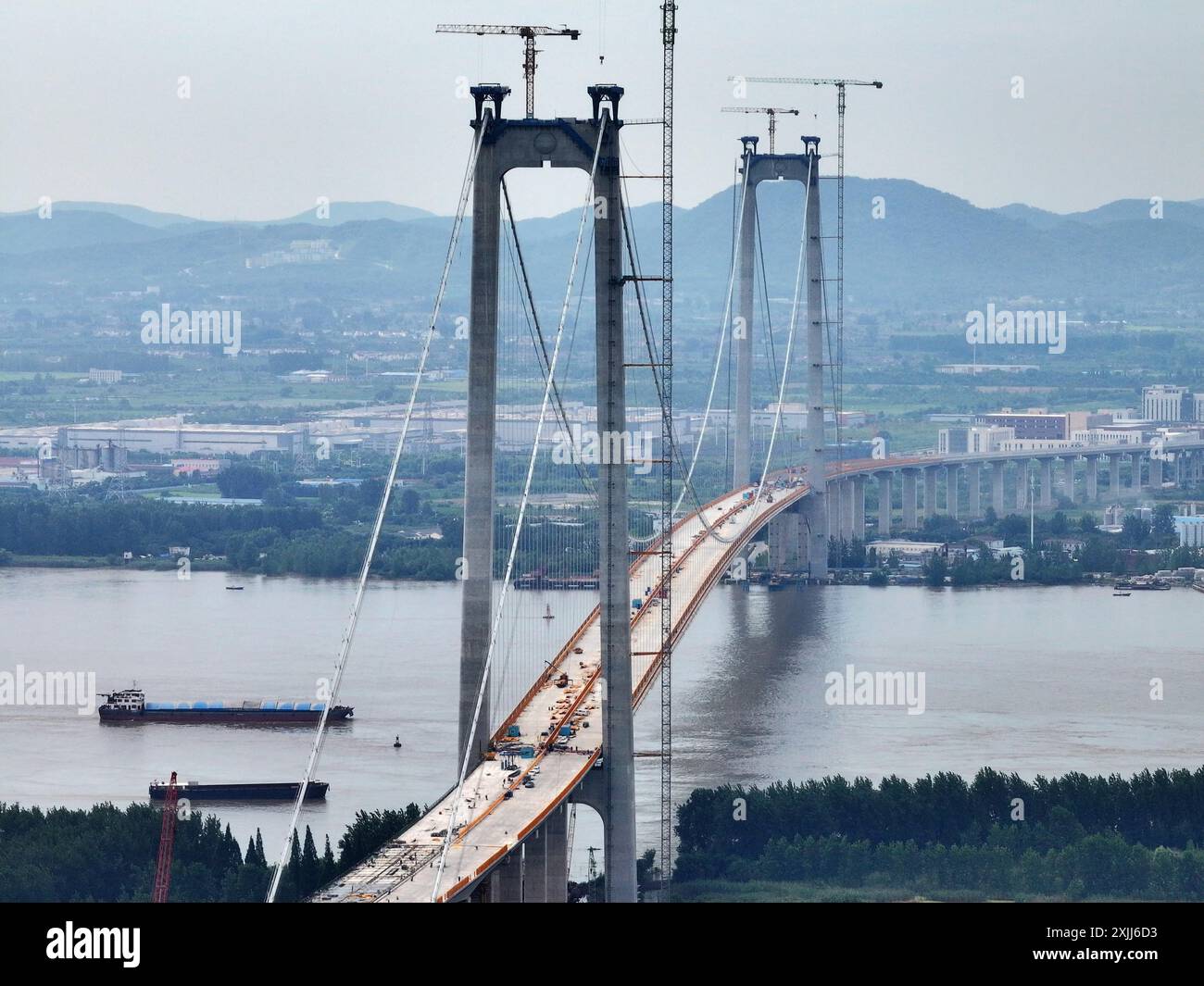 Aerial photo shows the Longtan Yangtze River Bridge under construction ...