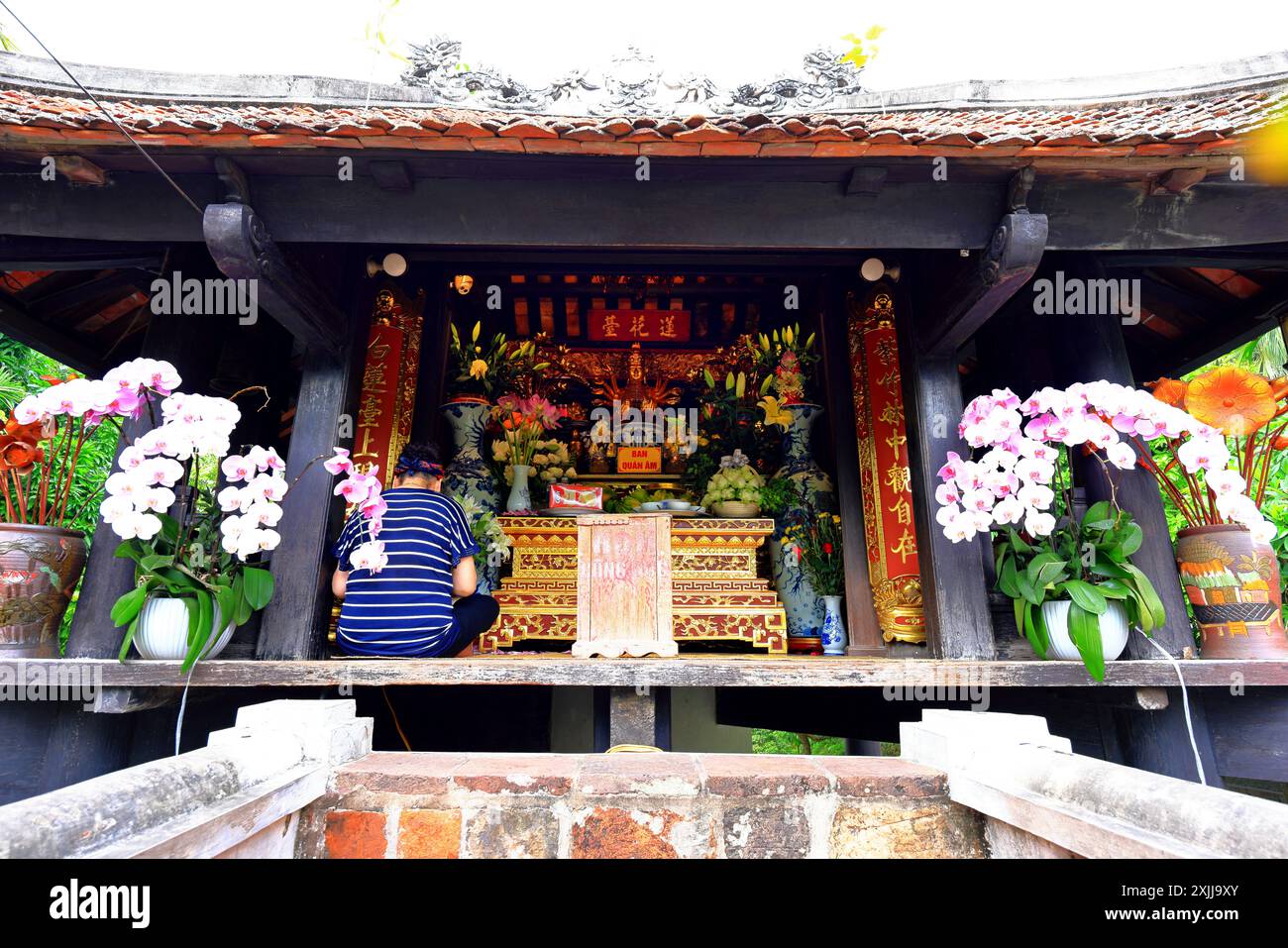 One Pillar Pagoda (Chua Mot Cot), a iconic Buddhist temple at Doi Can ...
