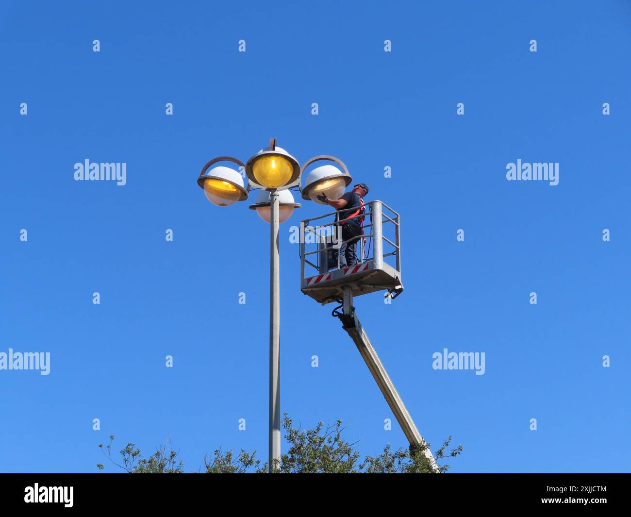 Worker repairing a street lamp Stock Photo - Alamy
