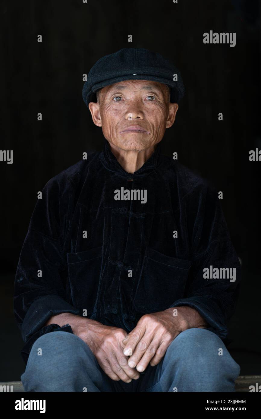 Hmong man in traditional costume hi-res stock photography and images ...
