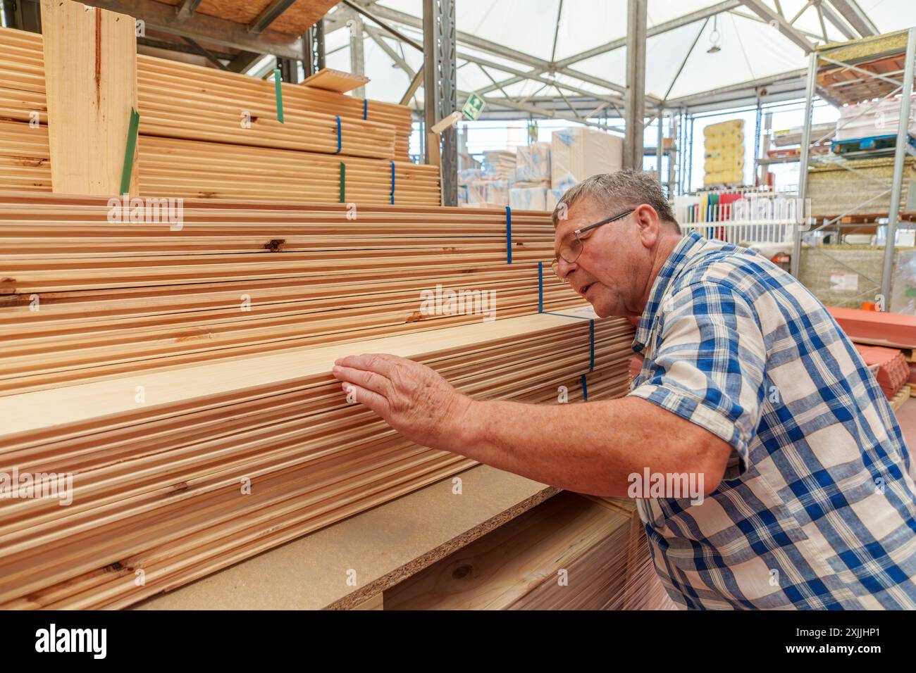 Hardware store shelves hi-res stock photography and images - Alamy