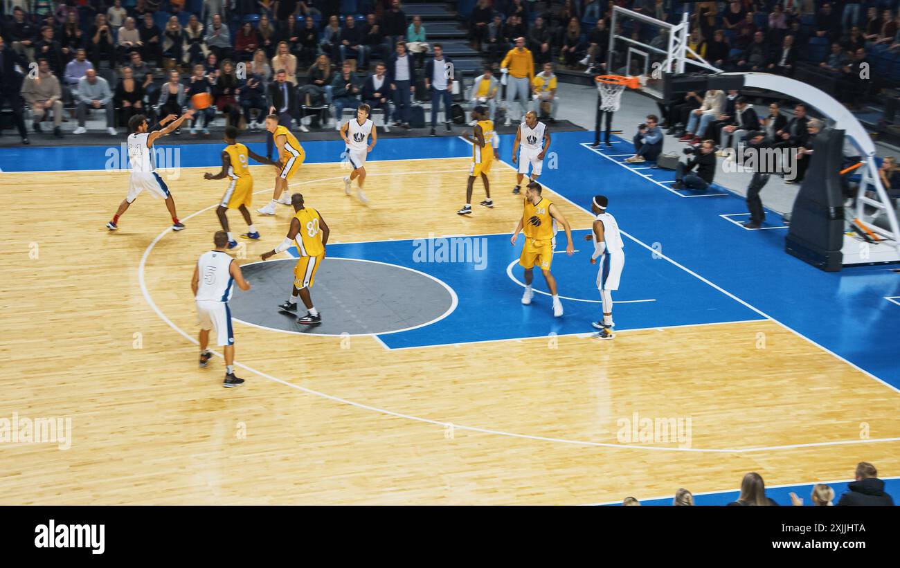 People pass tv screen hi-res stock photography and images - Alamy