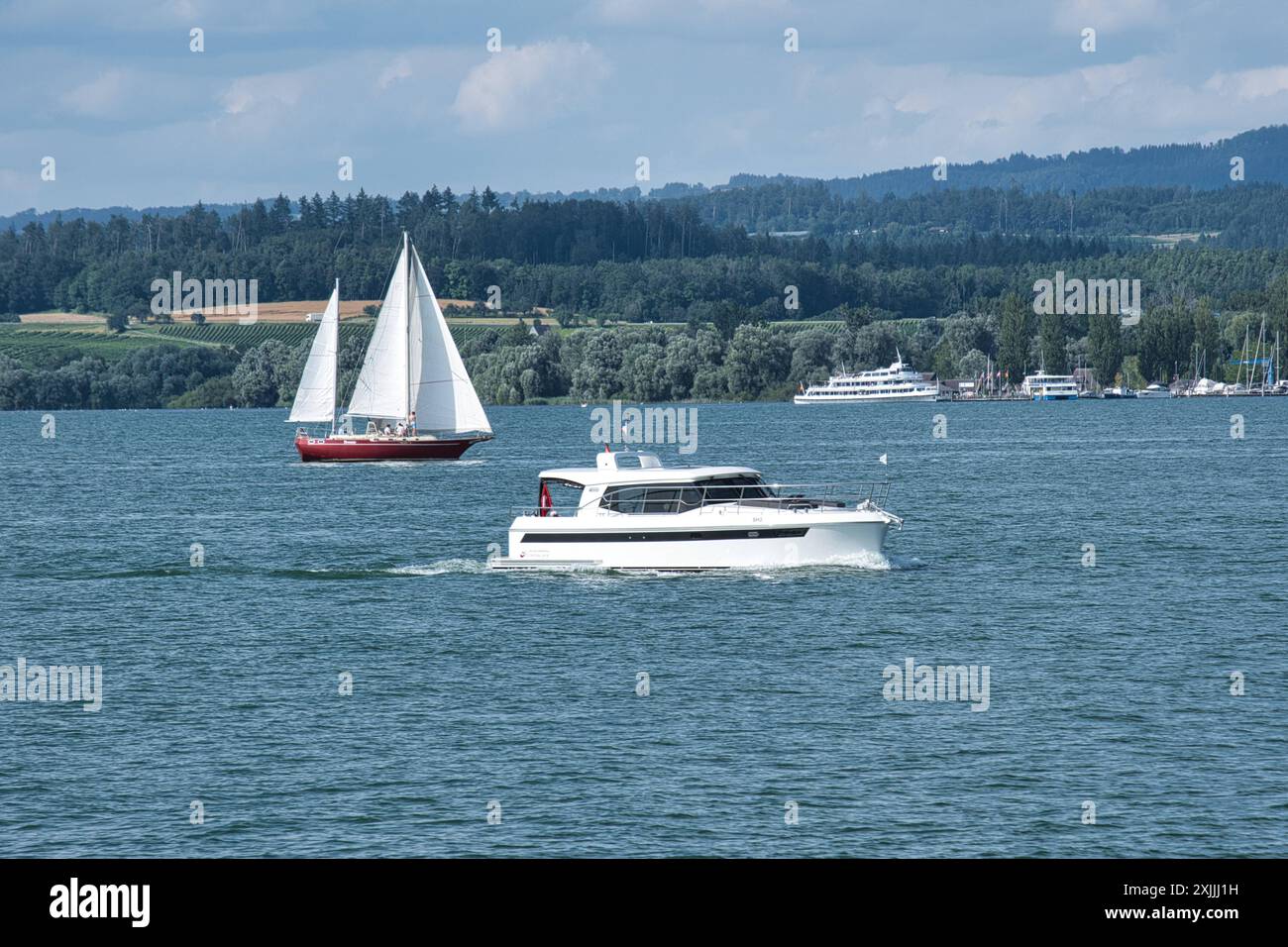 Motorboot und Segelboot auf dem Bodensee *** Motorboat and sailing boat ...
