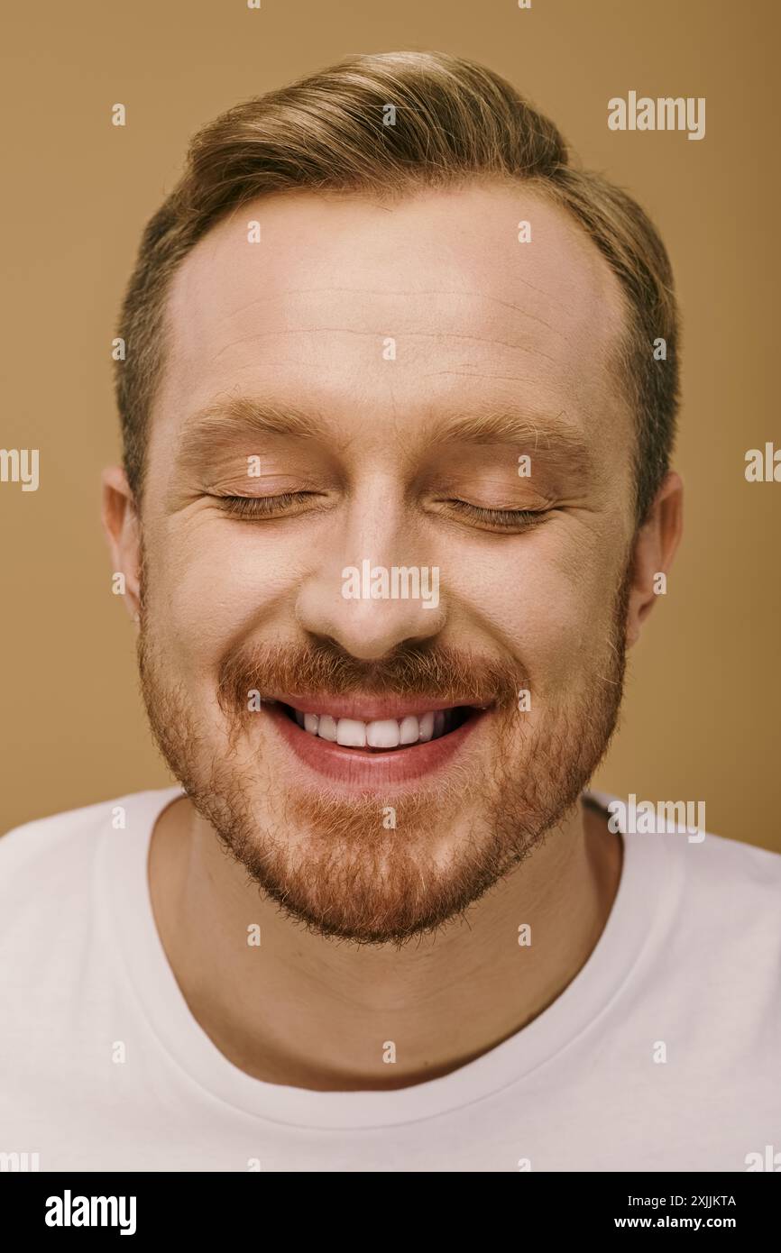 Man in stylish attire, eyes shut, smiling radiantly Stock Photo - Alamy