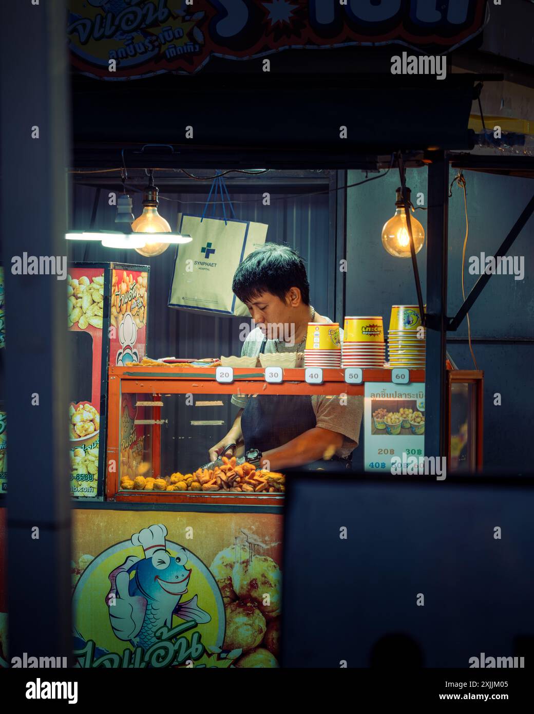 Thai men making street food dish in his stall Stock Photo - Alamy