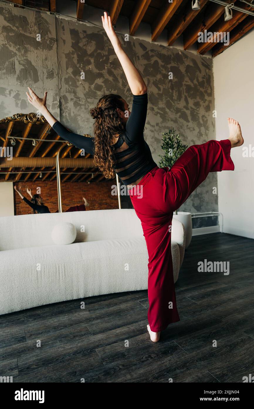 Vibrant pose hi-res stock photography and images - Alamy