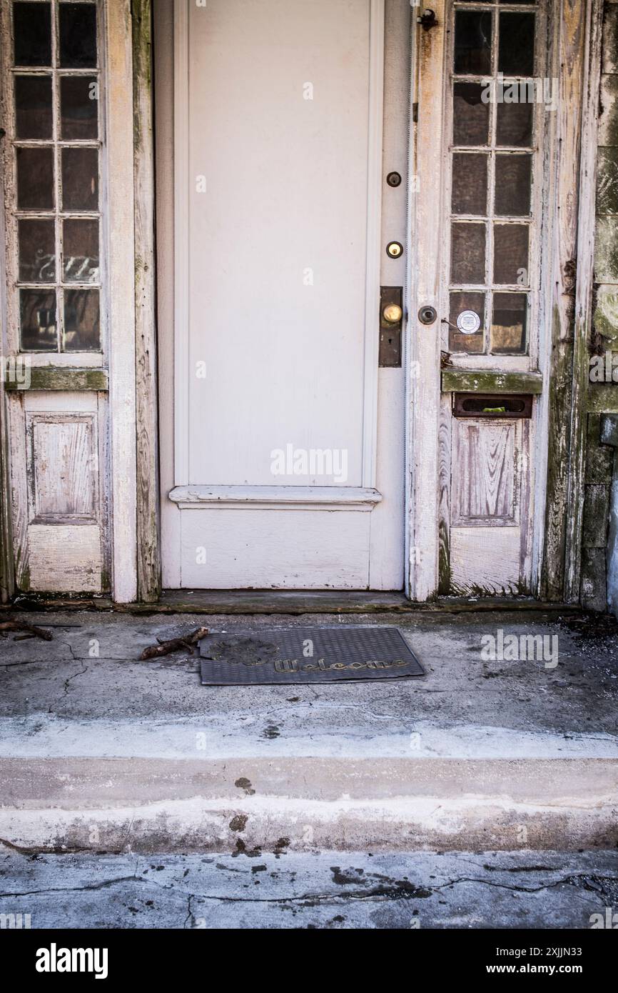 Spooky house front door hi-res stock photography and images - Alamy