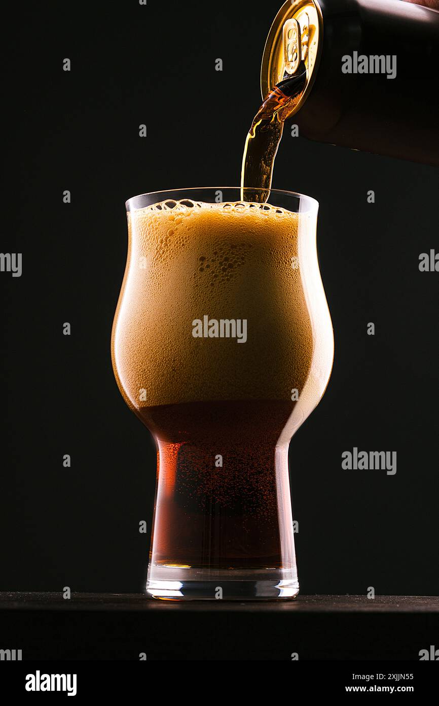 Beer pour bar hi-res stock photography and images - Alamy