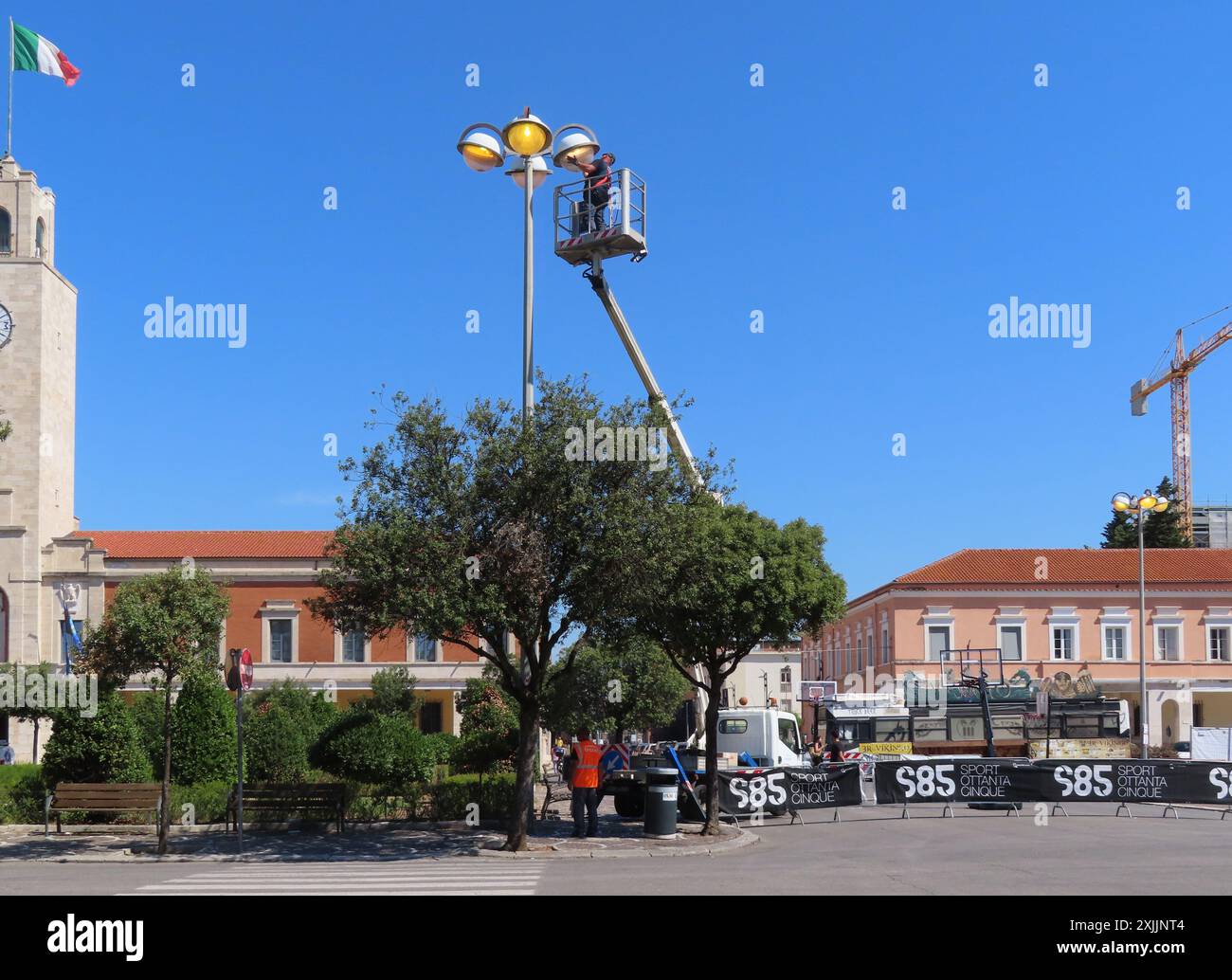 Street lamp repair maintenance hi-res stock photography and images - Alamy