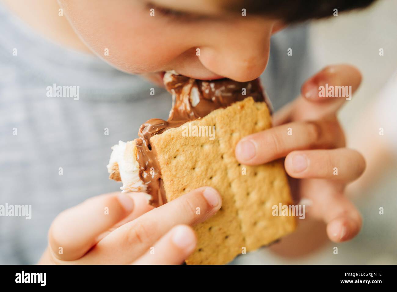 Child and marshmallow hi-res stock photography and images - Alamy