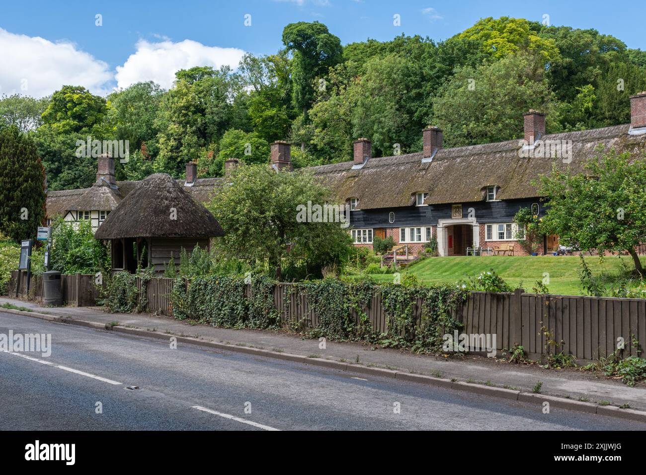Pretty thatched cottages in the Hampshire village of Freefolk, England ...