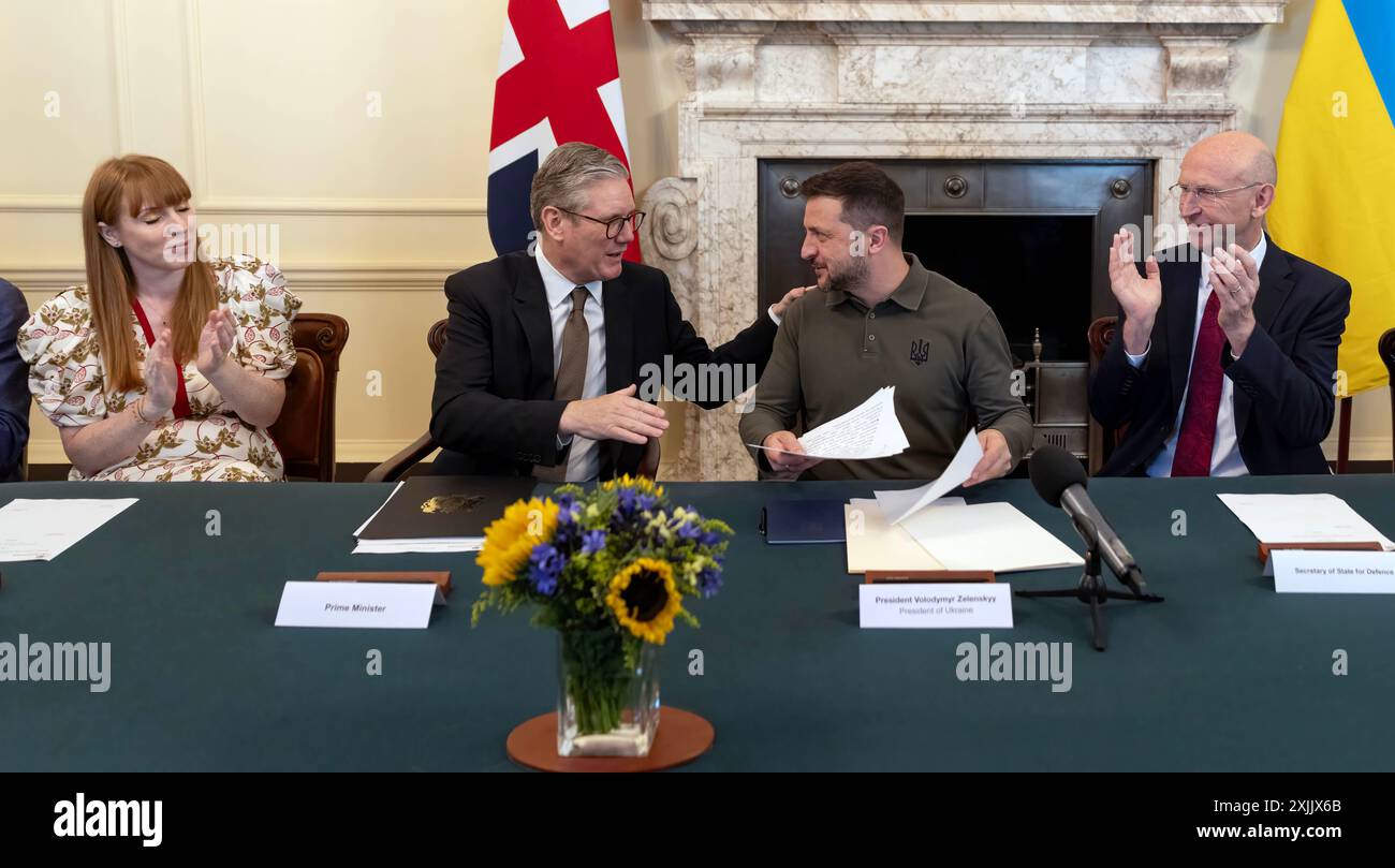 Prime Minister Sir Keir Starmer shakes the hand of Ukrainian President ...