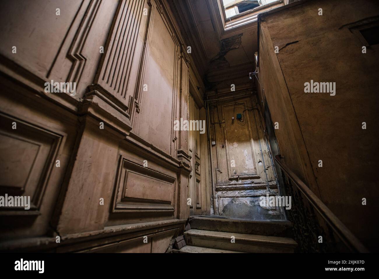 Entrance hall in old abandoned mansion Stock Photo - Alamy