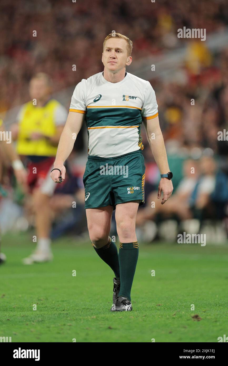 Brisbane, July 19th 2024: Referee Damon Murphy refers to the video ...